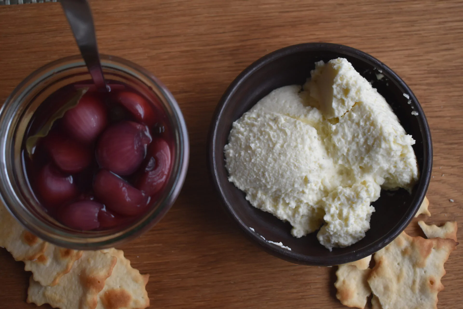 Alpkäsemousse mit Cassis-Zwiebeln